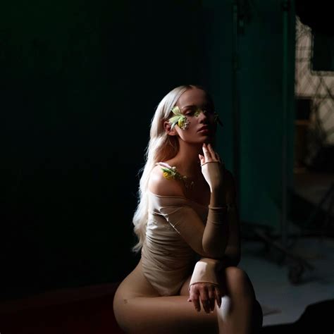 Dove Cameron No Panties 3