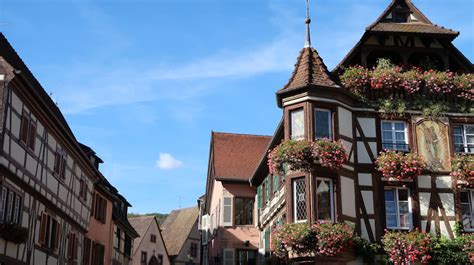 Foto Un Edificio Con Flores En El Techo Imagen Francia Gratis En Unsplash