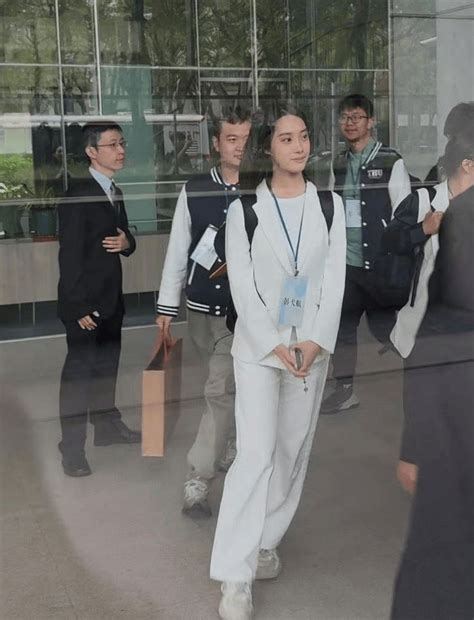 清华大学校花彭弋航在台湾最新照片出炉：沉鱼落雁、楚楚动人双滋妹妹气质