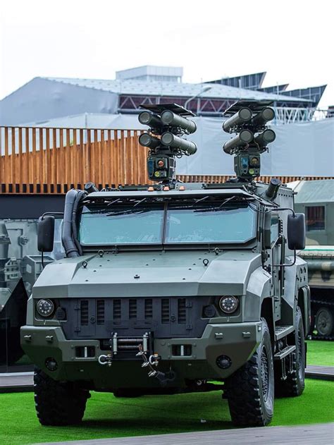 Kendaraan Militer Di Lahan Hijau