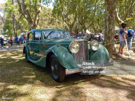 สีเขียวเก่า 1947 จากัวร์ 35 ลิตรรถสปอร์ตเก๋งในสวนสาธารณะ Autoclasica 2022 งานแสดงรถคลาสสิก ภาพ