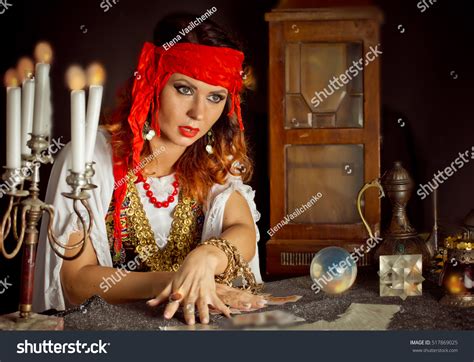 Gypsy Fortune Teller Wonders On Magic库存照片517869025 Shutterstock