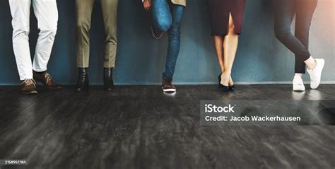 비즈니스 사람 사무실 벽면 면접 채용 등 회사 내 직원 경력을 위해 줄지어 서 있습니다 대기실 대기열 및 기회 채용 및 신발 행에 대한 후보자 프로세스 사람들에 대한 스톡