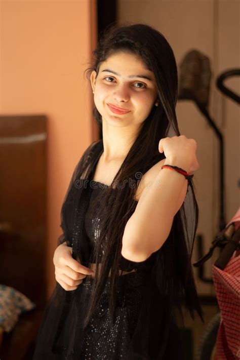 Jovencita Sonriente En Casa Imagen De Archivo Imagen De Hembra Adorable