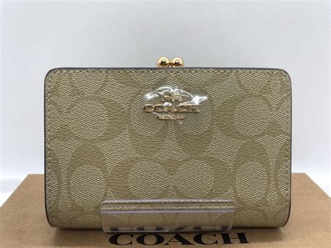 Coach コーチ 2つ折り財布 キスロック シグネチャー柄 女性用財布 ｜売買されたオークション情報、yahooの商品情報をアーカイブ公開