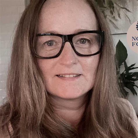 Ewa Jobbar Med Ekonomi På Nordic Forest Skogen