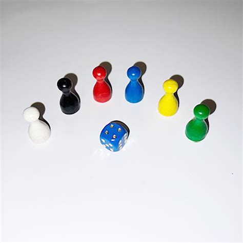 Spillebrikker I Tre Sett Med 1 Terning 6 Brikker Rød Blå Gul