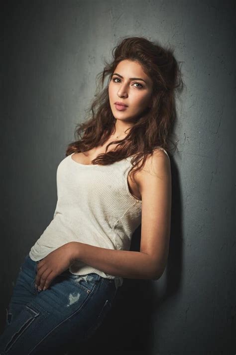 6 Hot Sexy Ishika Taneja Bikini Pics