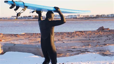 La Passion De Selby Evans Pour Le Surf Même Lhiver Ohdio Radio Canada