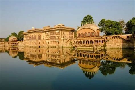 मानसून में जयपुर का रोमांटिक महल नहीं देखा तो क्या देखा बारिश में लग जाते है चार चांद Naya