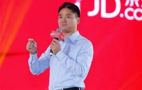 49岁刘强东三胎得子！把章泽天女儿宠上天，17岁长子是他一生的痛