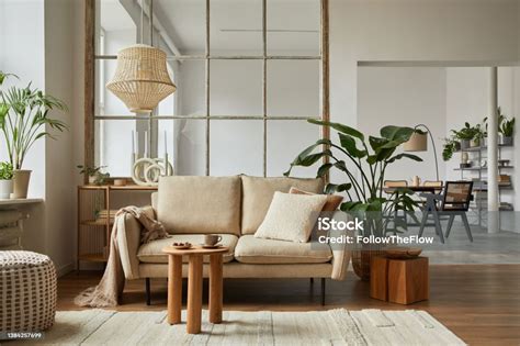 베이지 색 소파 나무 커피 테이블 현대적인 홈 액세서리가있는 현대적인 거실 인테리어 구성 템플렛 공간을 복사합니다 백그라운드의 식당 거실에 대한 스톡 사진 및 기타 이미지