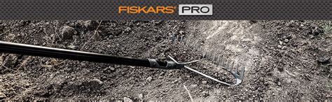 Fiskars 60 Pro Garden Rake For Soil With Lightweight