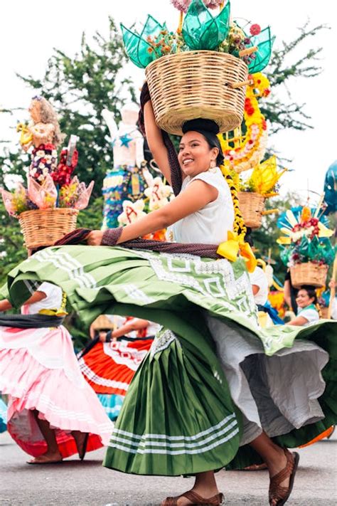Danza Tradicional Vibrante En El Festival Guelaguetza De Oaxaca · Foto