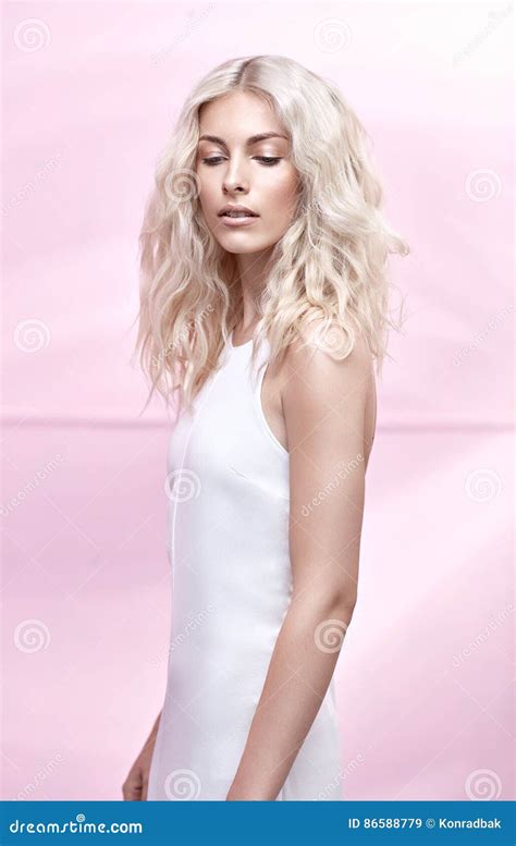 Giovane Donna Bionda Con L Acconciatura Riccia Favolosa Immagine Stock Immagine Di Femminile