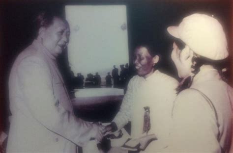 林立衡旧照 66年天安门向毛泽东敬礼 无忧资讯