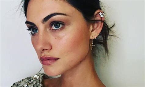 Phoebe Tonkin And Joseph Gordon Levitt