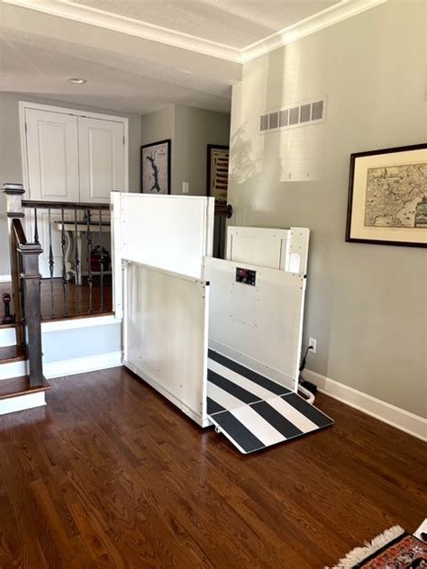Assisted Lifting Residential Vertical Wheelchair Lift Plug And Play In
