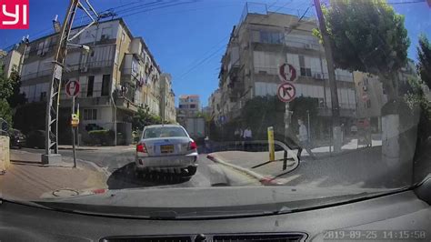 תאונה בגלל שיחת טלפון ככה זה נראה ברכב Youtube