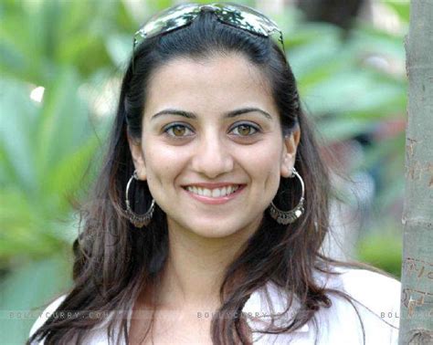 كارينا كارينا نيوتن اخترع الجاذبية وانا اخترعت الصفحة ديا