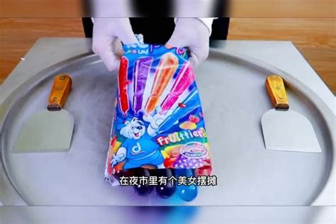 一块成本的棒棒冰，美女剁碎翻炒卖20元，顾客居然排起了长队棒冰美女顾客