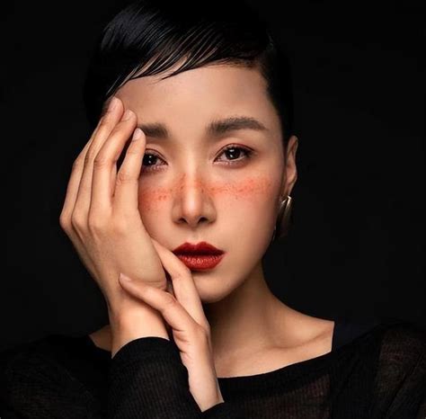 演员黄曼现状：45岁看着像25，一家人生活低调，女儿已成年颜值高