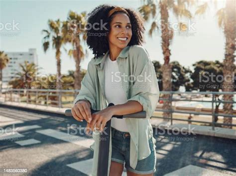 흑인 여성 스쿠터 도시에서의 지속 가능한 여행 야외에서 행복과 함께 모험과 햇살 친환경 교통 탄소 발자국의 자유 및 마이애미의 도시 거리에서의 교통 거리에 대한 스톡 사진