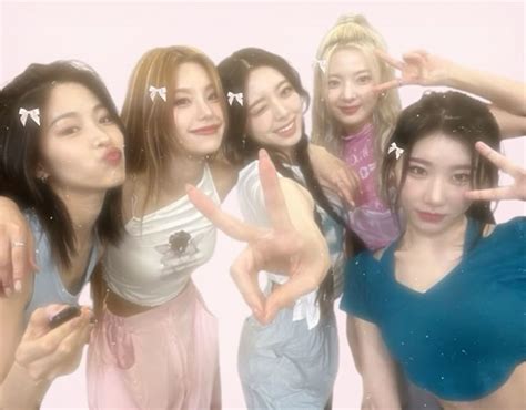 Itzy Cute Soft Pink Ot5 Icon In 2024 Itzy Couple Photography Poses Gay Women