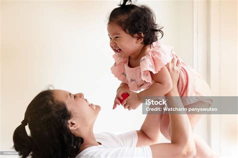 어머니 그녀의 Dauther 최대 높이 공기 미소 및 행복 한 얼굴 어머니자녀 유대 관계를 재생 아시아인에 대한 스톡 사진 및 기타 이미지 Istock