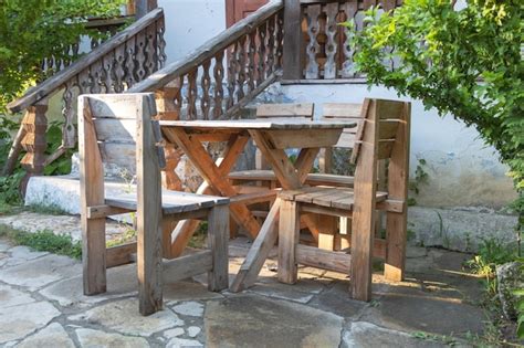Hermosa Foto De Sillas Rústicas De Madera Y Una Mesa Para Jardín