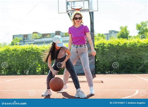 Madre E Hija Jugando Baloncesto Imagen De Archivo Imagen De Adulto
