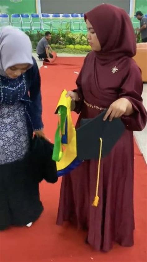 Cewek Sarjana Rela Lepas Baju Toga Dan Diberikan Kepada Kakaknya Yang Cuma Lulusan Smp