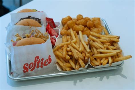 【編輯探店】一文帶你認識什麼是 Smash Burger，再看 Usc 學生圈話題美食 Softies Burger 什麼好吃 洛杉磯週報