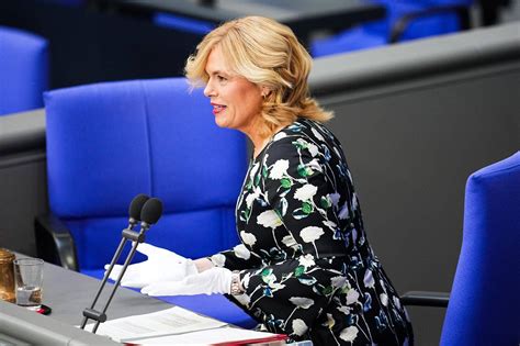 Darum Trug Bundestagspräsidentin Julia Klöckner Weiße Handschuhe