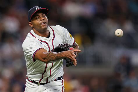 Braves Re Sign Raisel Iglesias To 16m Contract Acquire Mauricio Dubon