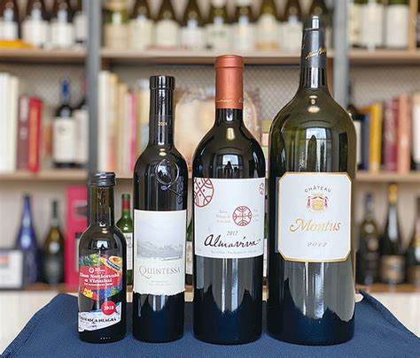 원스 어폰 어 와인 병 모양으로 보는 와인 관상 녹색 색깔 부드러운 실루엣와인 병에 숨겨진 이야기들