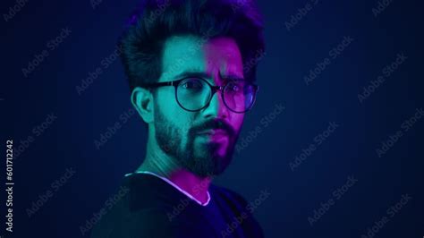 Video „indian Man Guy Profile Turning Head Looking Camera Serious Video „indian Man Guy Profile Turning Head Looking Camera Serious