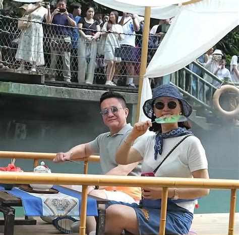 69岁张志坚带老婆外出游玩,圈外妻子气质不俗!两人颇有夫妻相! 69岁张志坚带老婆外出游玩,圈外妻子气质不俗!两人颇有夫妻相!