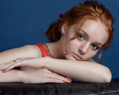 1280x1024 Resolution Cute Model And Painted Nails 1280x1024 Resolution