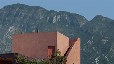 Práctica Arquitectura Splits Red Infill Home With Central Courtyard