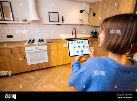 Femme Tient Une Tablette Numérique Avec Un Programme De Fonctionnement