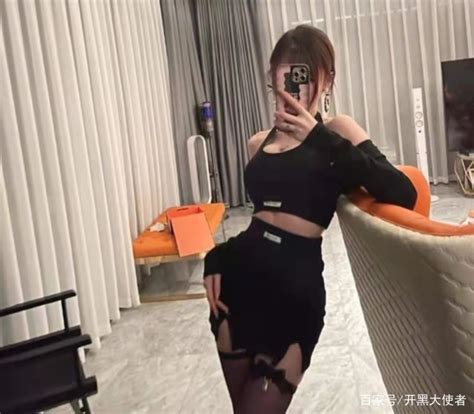 Lol解说盘点：腐团儿丝袜健身，余霜露出小蛮腰，小钰才是最妖娆