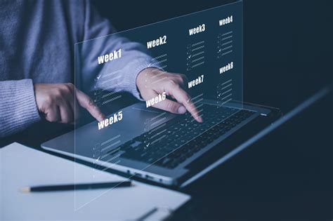 노트북을 사용하는 사업가와 평가 설문지 평가 온라인 설문조사 온라인 시험 응시 온라인 설문조사 양식을 작성하여 시험에서 정답 선택 시험 질문에 답하기 가상현실에 대한 스톡