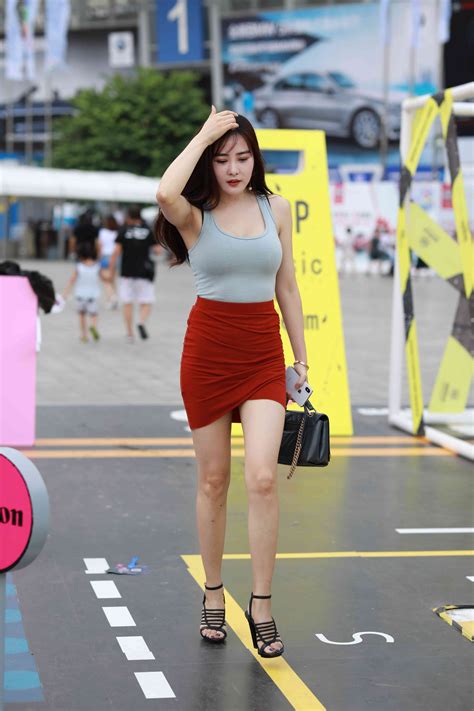 魔镜街拍 No011 街拍红裙小姐姐 微图坊