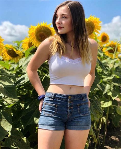 She Hates Cum But Keeps Sucking Scrolller