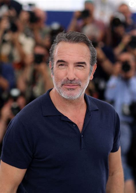 Jean Dujardin Au Photocall Du Film Novembre Lors Du 75ème Festival