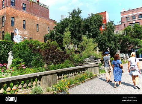 Elizabeth Street Garden A Beloved Sculpture Filled Community Enclave