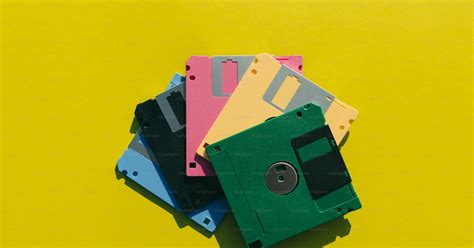 플로피 디스크 더미가 서로 겹쳐져 있습니다 사진 Unsplash의 빈티지 컴퓨터 이미지