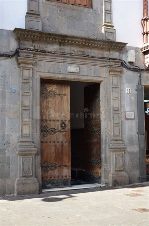 Fachada De Un Edificio Colonial En La Ciudad De Santa Cruz De Tenerife