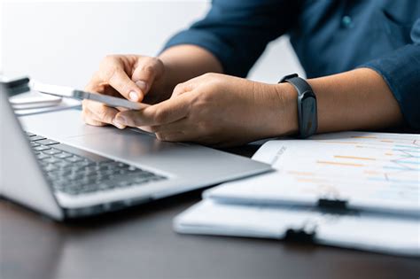 노트북의 비즈니스 데이터 분석 성공적인 계획 및 전략을 위한 재무 차트 그래프 보고서 전문 직장 전략적 의사 결정을 위한 비즈니스 데이터 차트 그래프 분석 개념에 대한 스톡